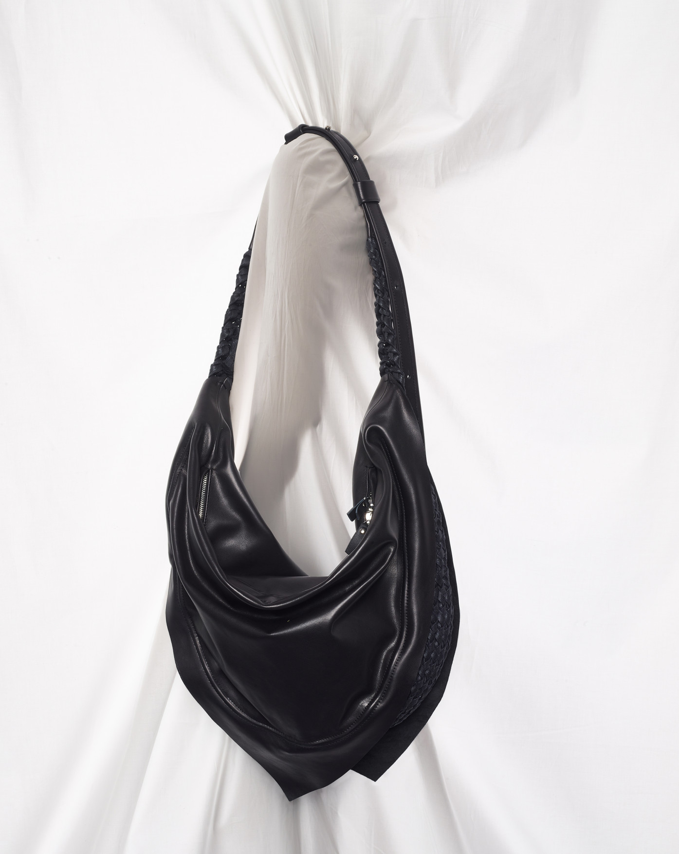 Big triangular shoulder & crossbody-bag with beautiful texture. - black ...